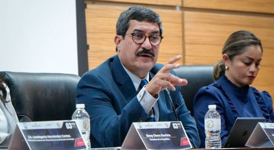 Javier Corral visita Hidalgo y da cátedra sobre lavado de dinero
